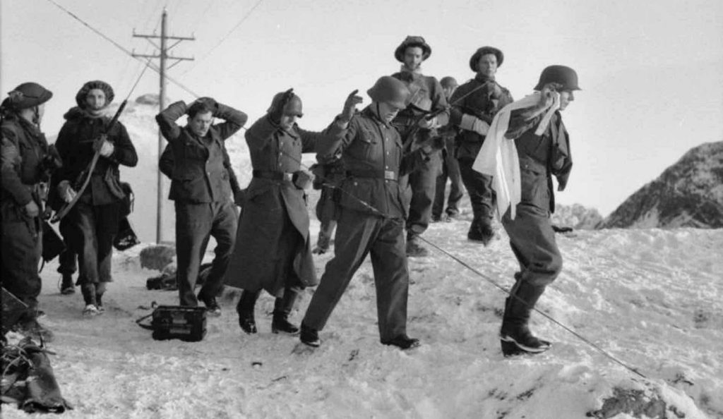 Måløy Raid Center; Mad Jack Churchill with Sword and Pipe - King Goya